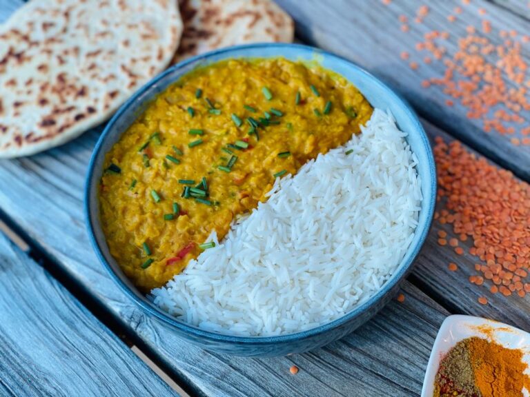 veganes indisches rotes Linsen Dal mit Reis und selbstgemachtem Naan ...